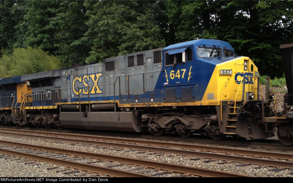 CSX AC60CW 647 in somewhat dirty YN2 trails on Q410-03